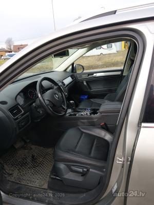 Grey Volkswagen Touareg 2015 in Tallinn, with an engine capacity of 3.00 L and mileage of 210 thousand km for 12345 €, photo 3 on AUTOMOTO.COM.LV