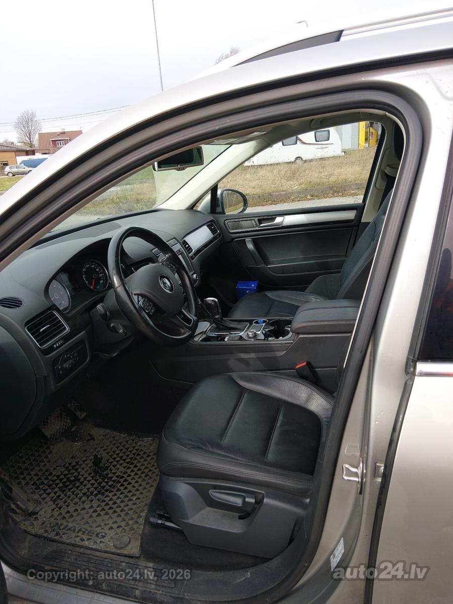 Grey Volkswagen Touareg 2015 in Tallinn, with an engine capacity of 3.00 L and mileage of 210 thousand km for 12345 €, photo 3 on AUTOMOTO.COM.LV