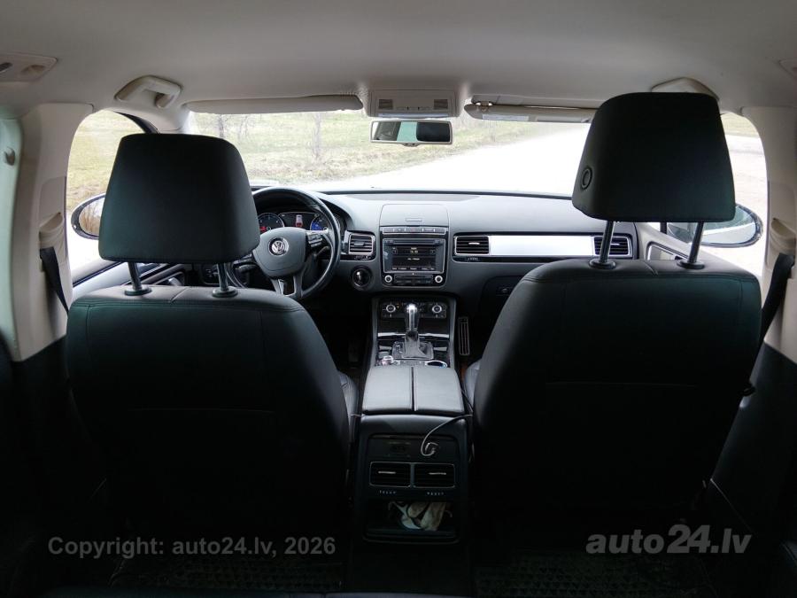 Grey Volkswagen Touareg 2015 in Tallinn, with an engine capacity of 3.00 L and mileage of 210 thousand km for 12345 €, photo 16 on AUTOMOTO.COM.LV