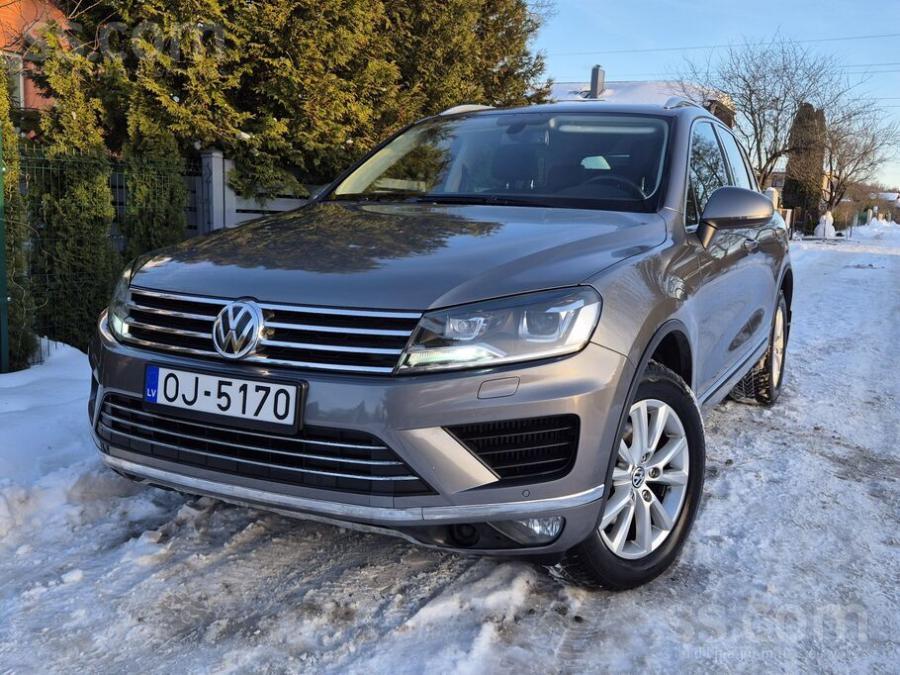 Grey Volkswagen Touareg 2015 in Jelgava, with an engine capacity of 3.00 L and mileage of 215 thousand km for 15490 €, photo 1 on AUTOMOTO.COM.LV