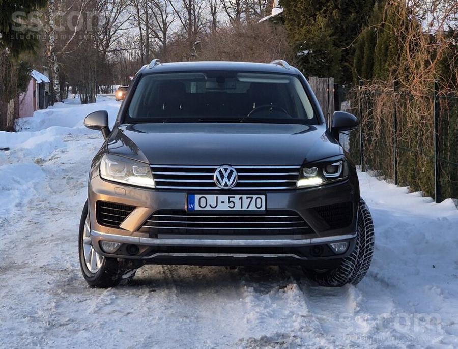 Grey Volkswagen Touareg 2015 in Jelgava, with an engine capacity of 3.00 L and mileage of 215 thousand km for 15490 €, photo 3 on AUTOMOTO.COM.LV