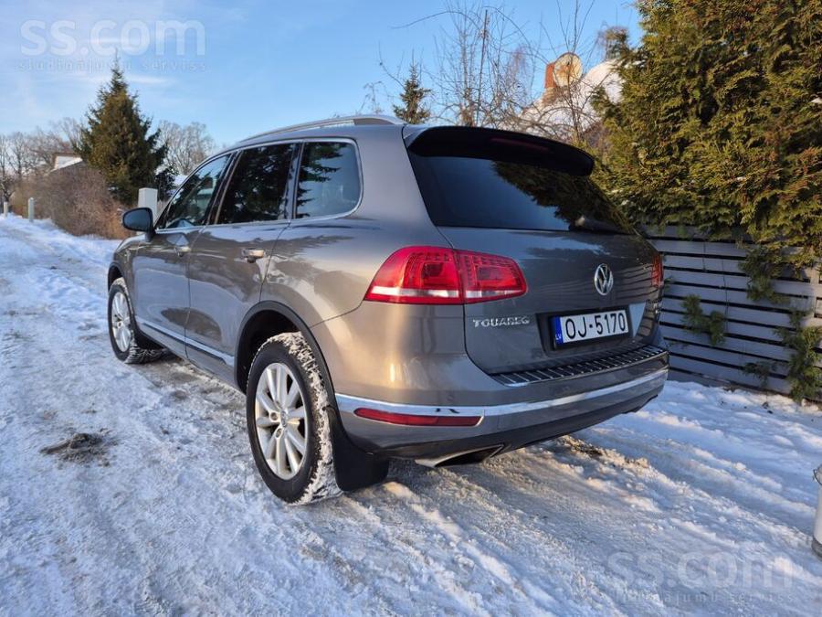 Grey Volkswagen Touareg 2015 in Jelgava, with an engine capacity of 3.00 L and mileage of 215 thousand km for 15490 €, photo 4 on AUTOMOTO.COM.LV