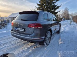 Grey Volkswagen Touareg 2015 in Jelgava, with an engine capacity of 3.00 L and mileage of 215 thousand km for 15490 €, photo 6 on AUTOMOTO.COM.LV