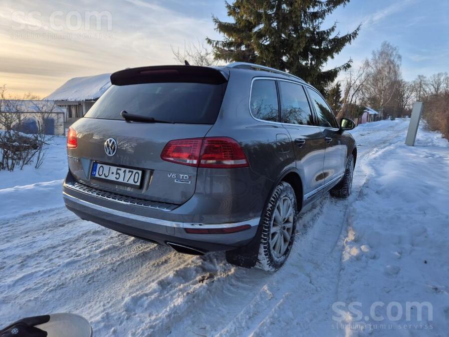 Grey Volkswagen Touareg 2015 in Jelgava, with an engine capacity of 3.00 L and mileage of 215 thousand km for 15490 €, photo 6 on AUTOMOTO.COM.LV