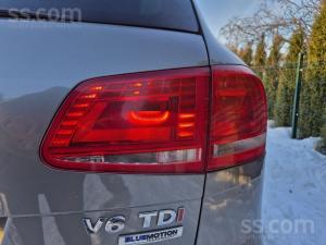 Grey Volkswagen Touareg 2015 in Jelgava, with an engine capacity of 3.00 L and mileage of 215 thousand km for 15490 €, photo 9 on AUTOMOTO.COM.LV