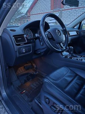 Grey Volkswagen Touareg 2015 in Jelgava, with an engine capacity of 3.00 L and mileage of 215 thousand km for 15490 €, photo 10 on AUTOMOTO.COM.LV