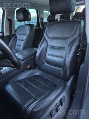 Grey Volkswagen Touareg 2015 in Jelgava, with an engine capacity of 3.00 L and mileage of 215 thousand km for 15490 €, photo 11 on AUTOMOTO.COM.LV