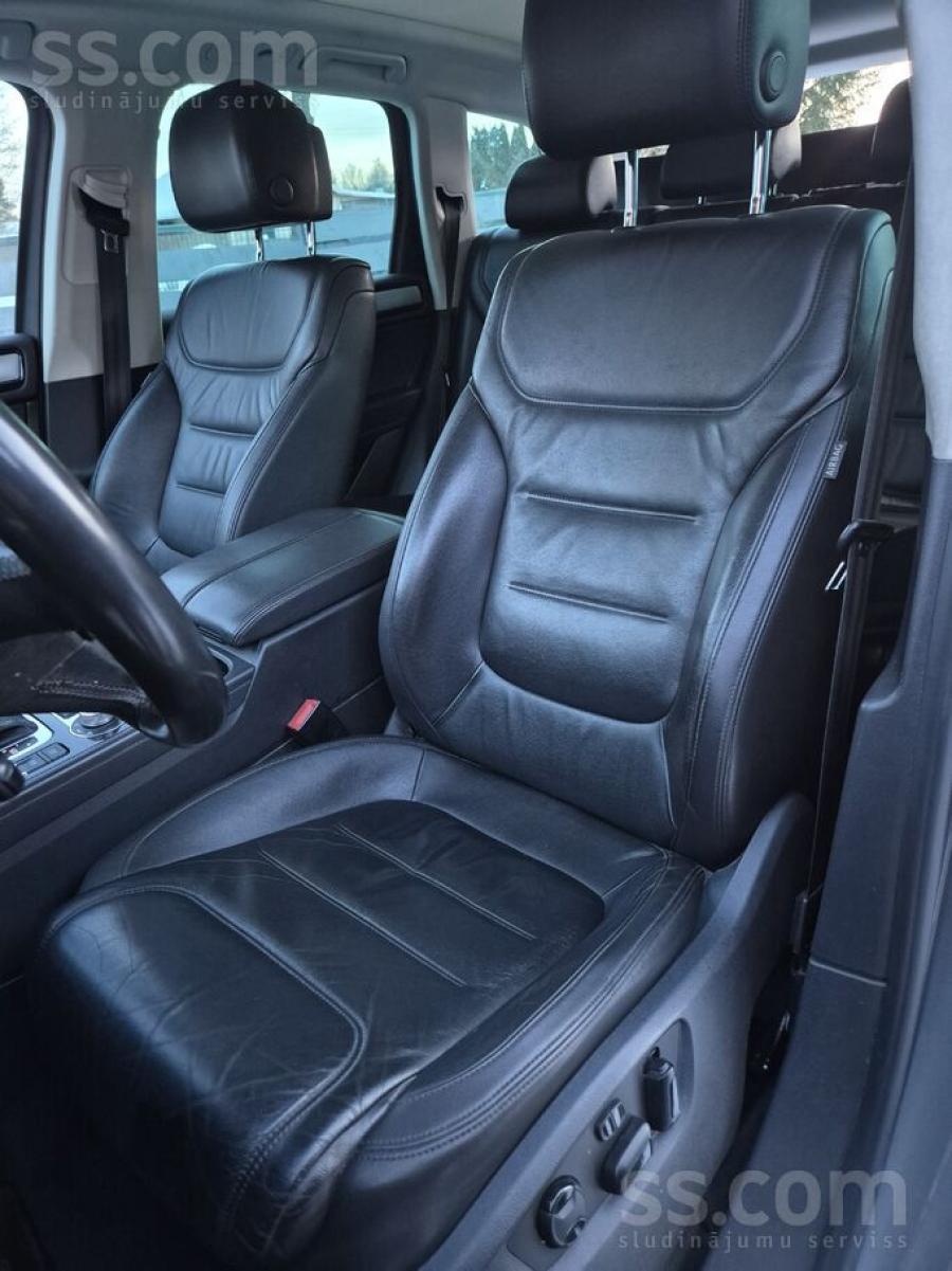 Grey Volkswagen Touareg 2015 in Jelgava, with an engine capacity of 3.00 L and mileage of 215 thousand km for 15490 €, photo 11 on AUTOMOTO.COM.LV