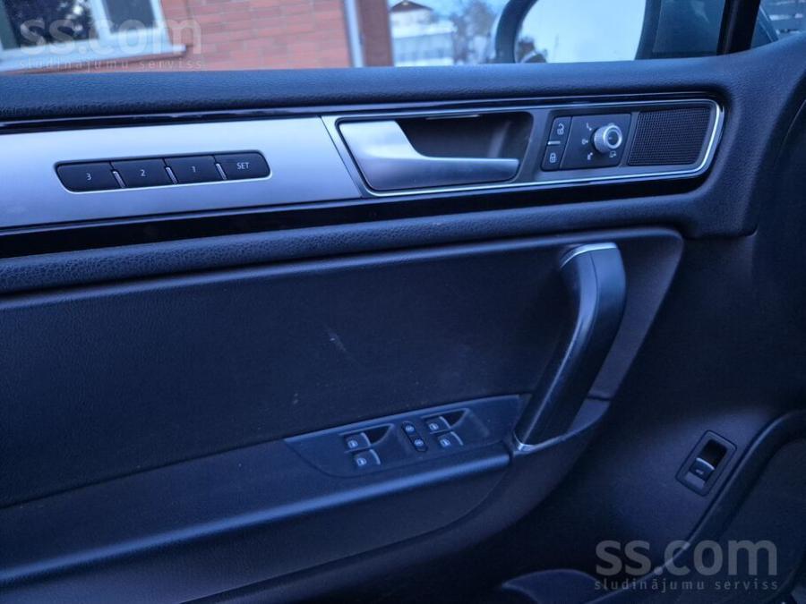 Grey Volkswagen Touareg 2015 in Jelgava, with an engine capacity of 3.00 L and mileage of 215 thousand km for 15490 €, photo 12 on AUTOMOTO.COM.LV