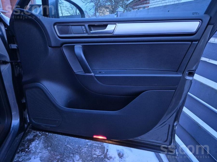 Grey Volkswagen Touareg 2015 in Jelgava, with an engine capacity of 3.00 L and mileage of 215 thousand km for 15490 €, photo 13 on AUTOMOTO.COM.LV