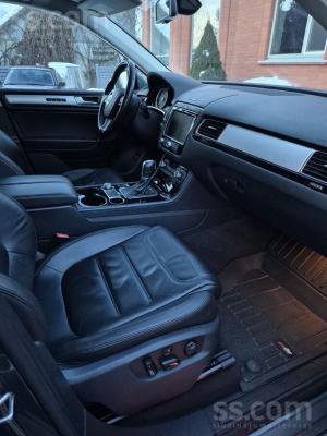 Grey Volkswagen Touareg 2015 in Jelgava, with an engine capacity of 3.00 L and mileage of 215 thousand km for 15490 €, photo 14 on AUTOMOTO.COM.LV