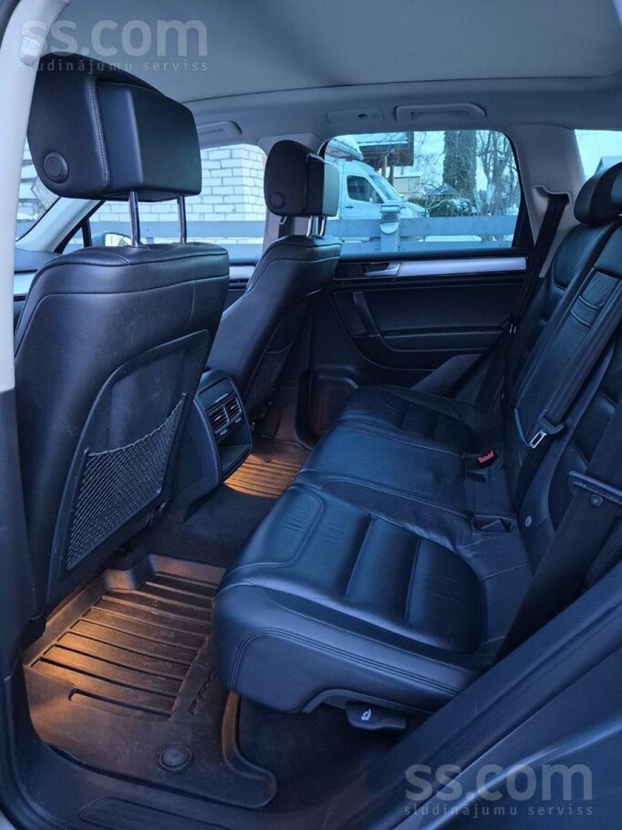 Grey Volkswagen Touareg 2015 in Jelgava, with an engine capacity of 3.00 L and mileage of 215 thousand km for 15490 €, photo 15 on AUTOMOTO.COM.LV