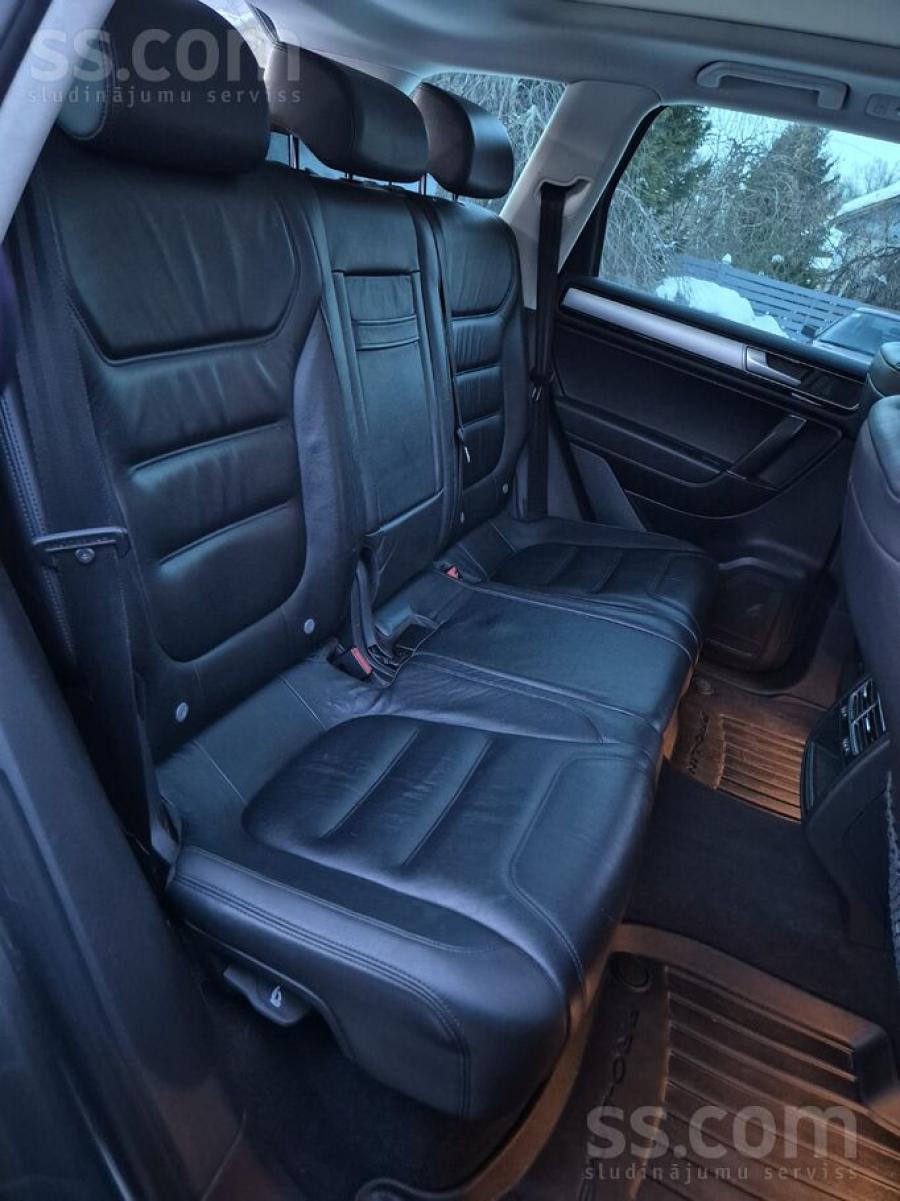 Grey Volkswagen Touareg 2015 in Jelgava, with an engine capacity of 3.00 L and mileage of 215 thousand km for 15490 €, photo 16 on AUTOMOTO.COM.LV