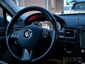 Grey Volkswagen Touareg 2015 in Jelgava, with an engine capacity of 3.00 L and mileage of 215 thousand km for 15490 €, photo 17 on AUTOMOTO.COM.LV