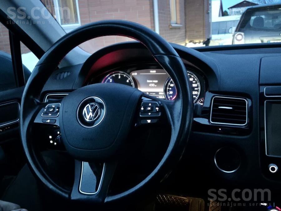 Grey Volkswagen Touareg 2015 in Jelgava, with an engine capacity of 3.00 L and mileage of 215 thousand km for 15490 €, photo 17 on AUTOMOTO.COM.LV