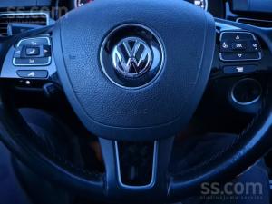 Grey Volkswagen Touareg 2015 in Jelgava, with an engine capacity of 3.00 L and mileage of 215 thousand km for 15490 €, photo 18 on AUTOMOTO.COM.LV