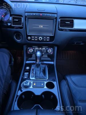 Grey Volkswagen Touareg 2015 in Jelgava, with an engine capacity of 3.00 L and mileage of 215 thousand km for 15490 €, photo 19 on AUTOMOTO.COM.LV