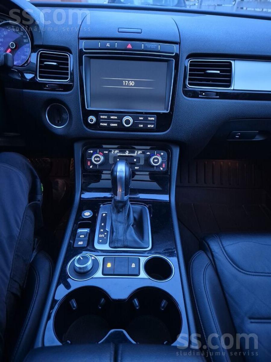 Grey Volkswagen Touareg 2015 in Jelgava, with an engine capacity of 3.00 L and mileage of 215 thousand km for 15490 €, photo 19 on AUTOMOTO.COM.LV