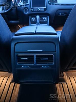 Grey Volkswagen Touareg 2015 in Jelgava, with an engine capacity of 3.00 L and mileage of 215 thousand km for 15490 €, photo 25 on AUTOMOTO.COM.LV