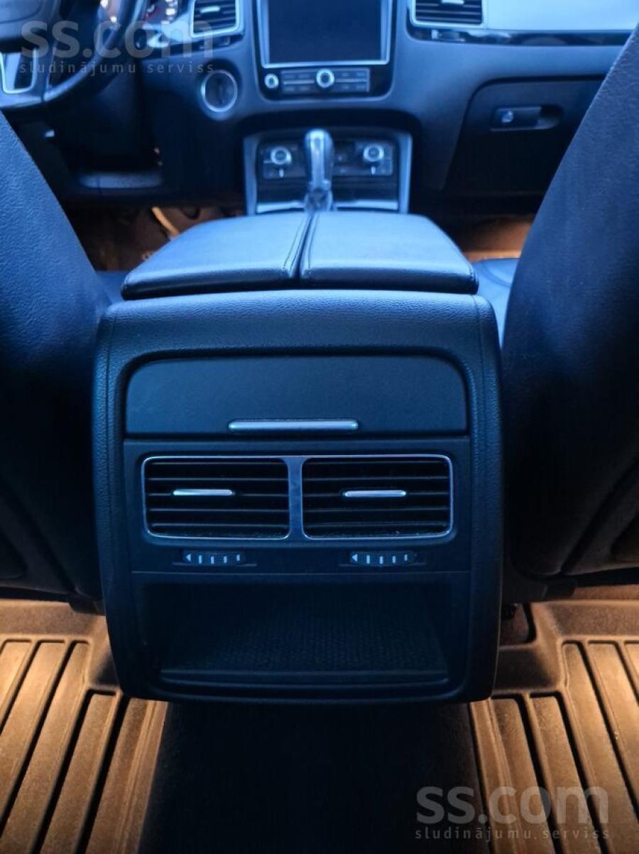 Grey Volkswagen Touareg 2015 in Jelgava, with an engine capacity of 3.00 L and mileage of 215 thousand km for 15490 €, photo 25 on AUTOMOTO.COM.LV