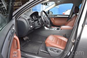 Pelēks Volkswagen Touareg 2015 Rīga, ar dzinēja tilpumu 3.00 L un nobraukumu 191 tūkst. km par 14900 €, foto 4 vietnē AUTOMOTO.COM.LV