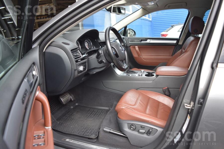 Pelēks Volkswagen Touareg 2015 Rīga, ar dzinēja tilpumu 3.00 L un nobraukumu 191 tūkst. km par 14900 €, foto 4 vietnē AUTOMOTO.COM.LV