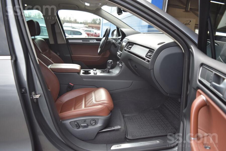 Pelēks Volkswagen Touareg 2015 Rīga, ar dzinēja tilpumu 3.00 L un nobraukumu 191 tūkst. km par 14900 €, foto 14 vietnē AUTOMOTO.COM.LV