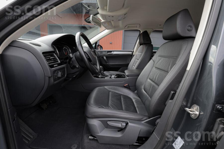 Grey Volkswagen Touareg 2015 in Jelgava, with an engine capacity of 3.00 L and mileage of 0 thousand km for 12990 €, photo 8 on AUTOMOTO.COM.LV
