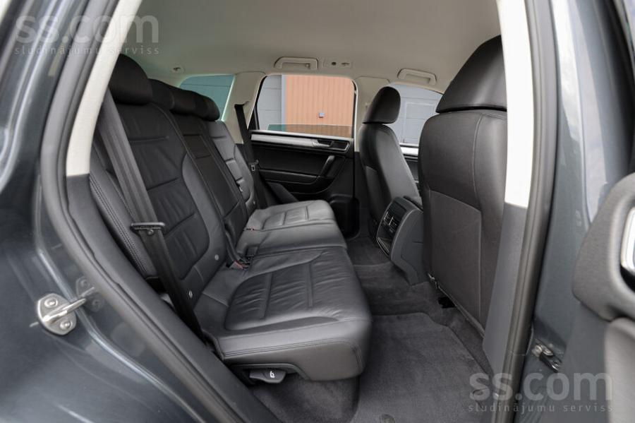 Grey Volkswagen Touareg 2015 in Jelgava, with an engine capacity of 3.00 L and mileage of 0 thousand km for 12990 €, photo 11 on AUTOMOTO.COM.LV
