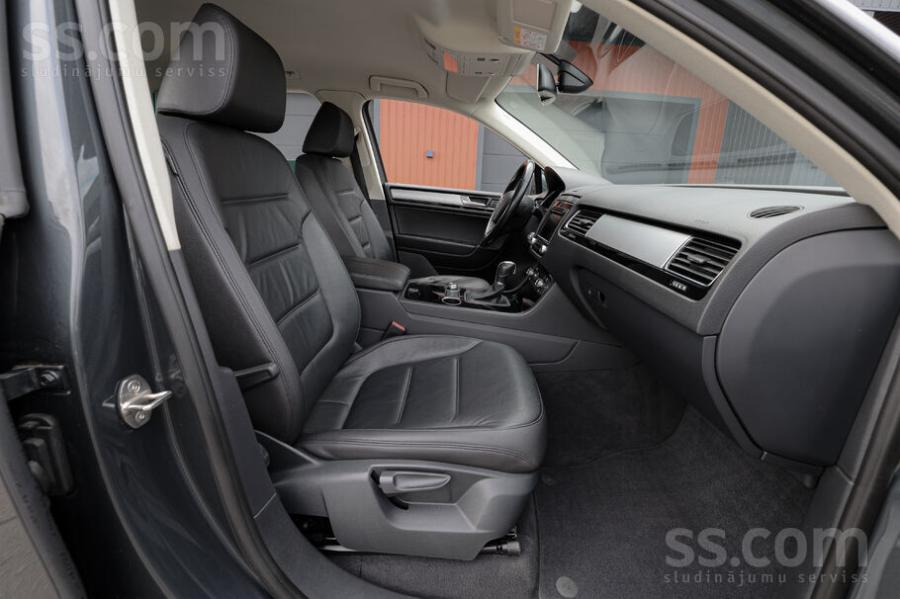 Grey Volkswagen Touareg 2015 in Jelgava, with an engine capacity of 3.00 L and mileage of 0 thousand km for 12990 €, photo 12 on AUTOMOTO.COM.LV