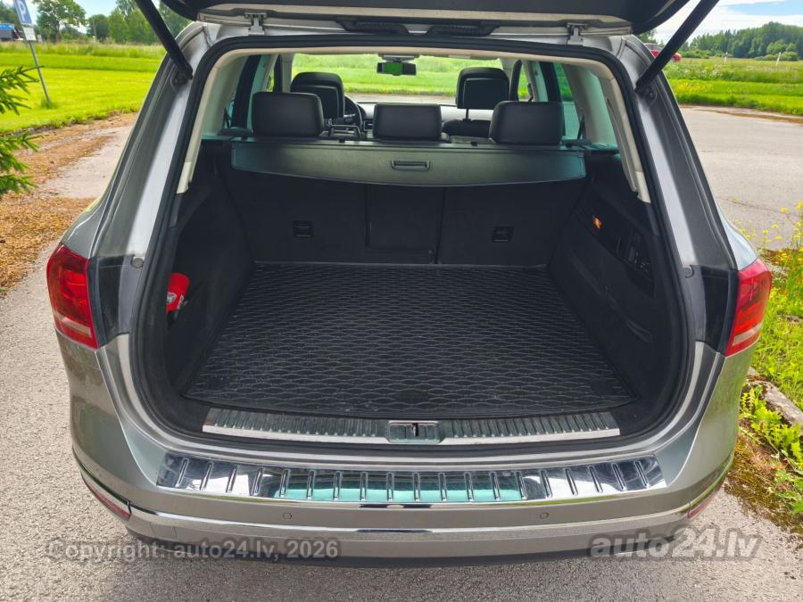 Grey Volkswagen Touareg 2015 in Tallinn, with an engine capacity of 3.00 L and mileage of 197 thousand km for 17800 €, photo 8 on AUTOMOTO.COM.LV