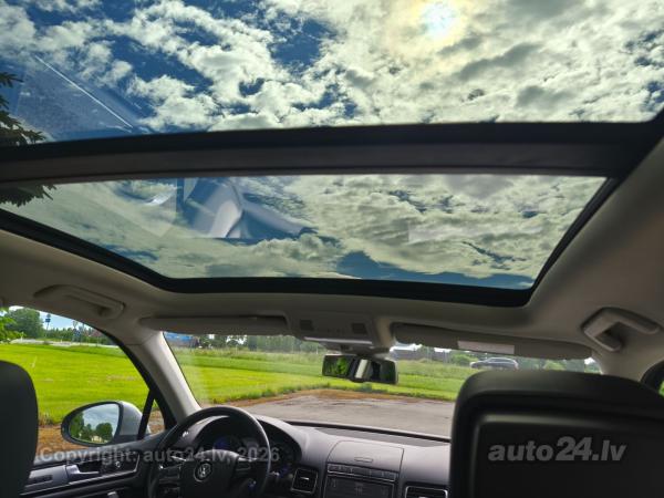 Pelēks Volkswagen Touareg 2015 Tallina, ar dzinēja tilpumu 3.00 L un nobraukumu 197 tūkst. km par 17800 €, foto 10 vietnē AUTOMOTO.COM.LV