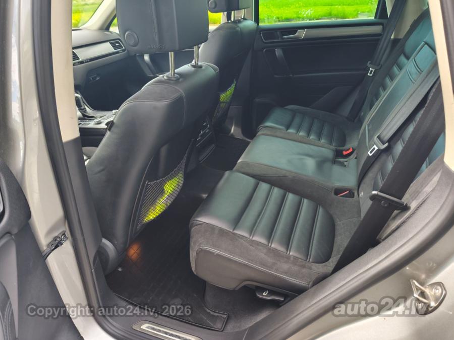 Grey Volkswagen Touareg 2015 in Tallinn, with an engine capacity of 3.00 L and mileage of 197 thousand km for 17800 €, photo 12 on AUTOMOTO.COM.LV