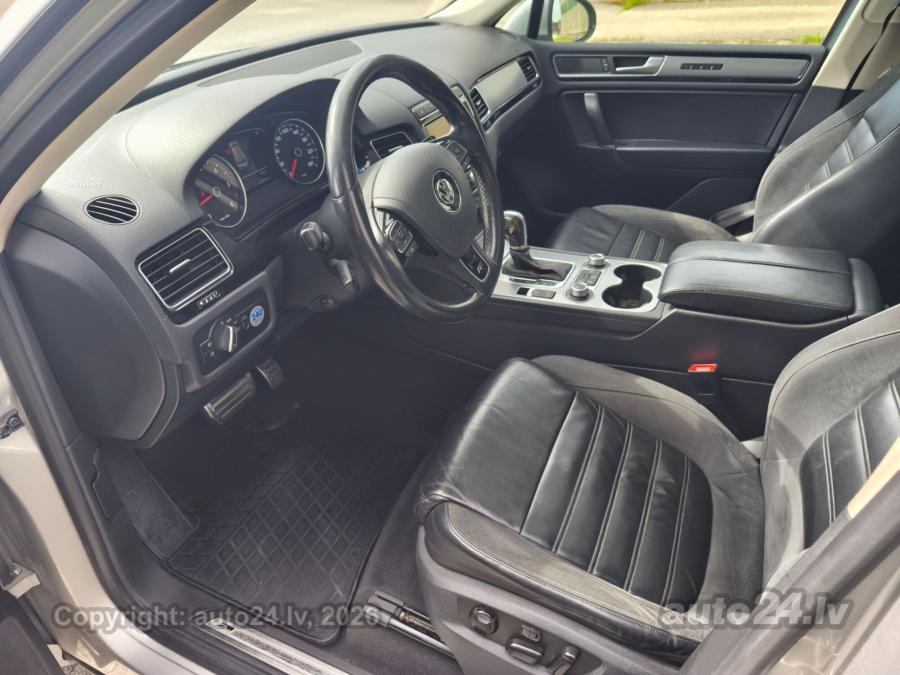 Grey Volkswagen Touareg 2015 in Tallinn, with an engine capacity of 3.00 L and mileage of 197 thousand km for 17800 €, photo 13 on AUTOMOTO.COM.LV