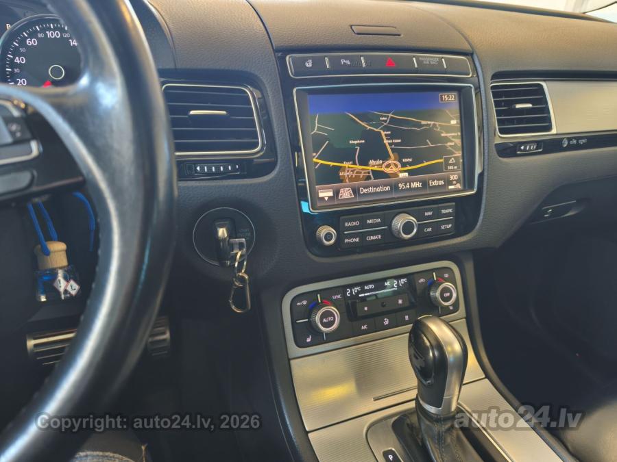 Grey Volkswagen Touareg 2015 in Tallinn, with an engine capacity of 3.00 L and mileage of 197 thousand km for 17800 €, photo 18 on AUTOMOTO.COM.LV