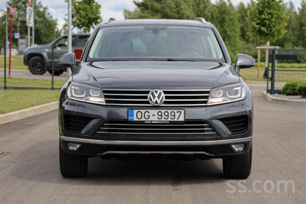 Grey Volkswagen Touareg 2015 in Jelgava, with an engine capacity of 3.00 L and mileage of 0 thousand km for 12500 €, photo 2 on AUTOMOTO.COM.LV