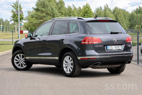 Grey Volkswagen Touareg 2015 in Jelgava, with an engine capacity of 3.00 L and mileage of 0 thousand km for 12500 €, photo 6 on AUTOMOTO.COM.LV