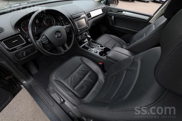 Grey Volkswagen Touareg 2015 in Jelgava, with an engine capacity of 3.00 L and mileage of 0 thousand km for 12500 €, photo 8 on AUTOMOTO.COM.LV