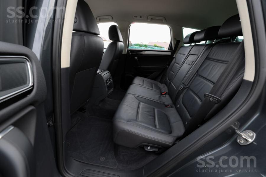 Pelēks Volkswagen Touareg 2015 Jelgava, ar dzinēja tilpumu 3.00 L un nobraukumu 0 tūkst. km par 12500 €, foto 10 vietnē AUTOMOTO.COM.LV