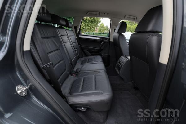 Grey Volkswagen Touareg 2015 in Jelgava, with an engine capacity of 3.00 L and mileage of 0 thousand km for 12500 €, photo 10 on AUTOMOTO.COM.LV