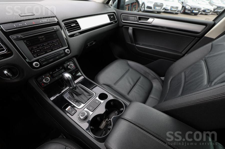 Pelēks Volkswagen Touareg 2015 Jelgava, ar dzinēja tilpumu 3.00 L un nobraukumu 0 tūkst. km par 12500 €, foto 21 vietnē AUTOMOTO.COM.LV