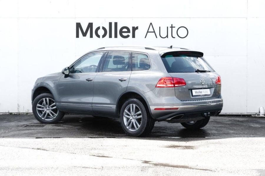Pelēks Volkswagen Touareg 2015 Rīga, ar dzinēja tilpumu 3.00 L un nobraukumu 222 tūkst. km par 17950 €, foto 4 vietnē AUTOMOTO.COM.LV