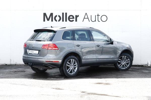 Grey Volkswagen Touareg 2015 in Riga, with an engine capacity of 3.00 L and mileage of 222 thousand km for 17950 €, photo 4 on AUTOMOTO.COM.LV