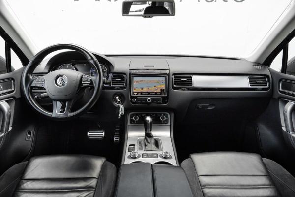 Grey Volkswagen Touareg 2015 in Riga, with an engine capacity of 3.00 L and mileage of 222 thousand km for 17950 €, photo 6 on AUTOMOTO.COM.LV