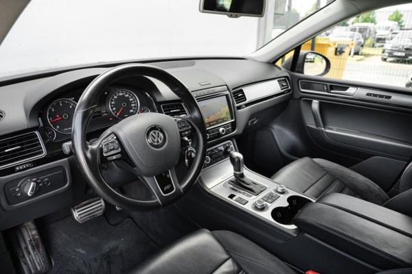Grey Volkswagen Touareg 2015 in Riga, with an engine capacity of 3.00 L and mileage of 222 thousand km for 17950 €, photo 7 on AUTOMOTO.COM.LV