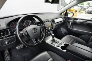 Pelēks Volkswagen Touareg 2015 Rīga, ar dzinēja tilpumu 3.00 L un nobraukumu 222 tūkst. km par 17950 €, foto 8 vietnē AUTOMOTO.COM.LV