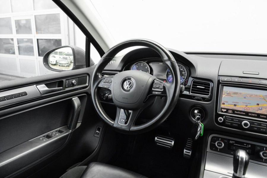 Pelēks Volkswagen Touareg 2015 Rīga, ar dzinēja tilpumu 3.00 L un nobraukumu 222 tūkst. km par 17950 €, foto 9 vietnē AUTOMOTO.COM.LV