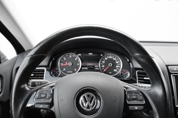 Pelēks Volkswagen Touareg 2015 Rīga, ar dzinēja tilpumu 3.00 L un nobraukumu 222 tūkst. km par 17950 €, foto 9 vietnē AUTOMOTO.COM.LV