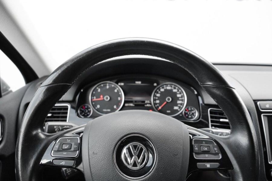 Pelēks Volkswagen Touareg 2015 Rīga, ar dzinēja tilpumu 3.00 L un nobraukumu 222 tūkst. km par 17950 €, foto 10 vietnē AUTOMOTO.COM.LV
