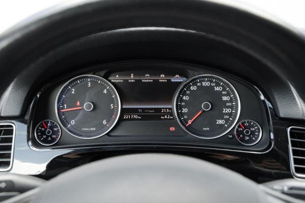 Pelēks Volkswagen Touareg 2015 Rīga, ar dzinēja tilpumu 3.00 L un nobraukumu 222 tūkst. km par 17950 €, foto 10 vietnē AUTOMOTO.COM.LV